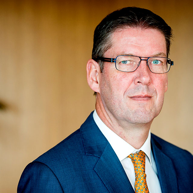 Betalen we onze man of vrouw nog wel genoeg? - NRC