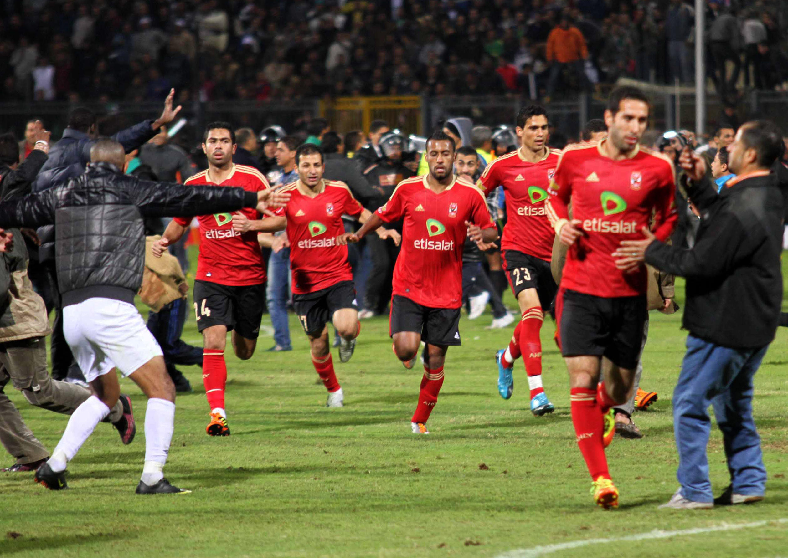 Rechtbank bekrachtigt doodstraffen voor Egyptische voetbalhooligans - NRC